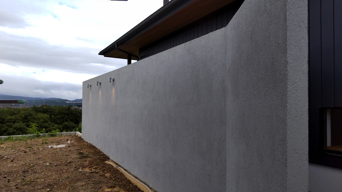 長さ11mのスタイリッシュな塀 | 株式会社ワイテック グランドアートウォール