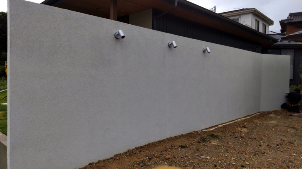 長さ11mのスタイリッシュな塀 | 株式会社ワイテック グランドアートウォール